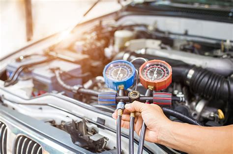 자동차 에어컨 검사 서비스 누출 감지 충전 냉매 전문 기술자에 의해 자동차의 장치 및 미터 액체 냉각 에어컨에 대한 스톡 사진 및 기타 이미지 Istock