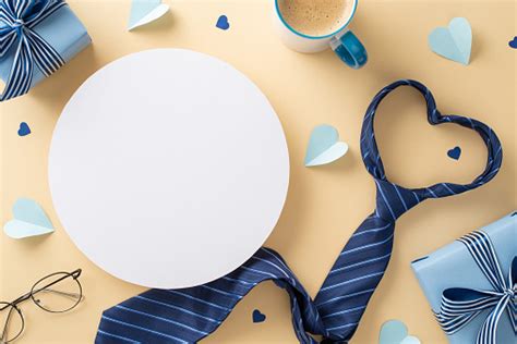 재미있는 아버지의 날 테마 선물 상자 넥타이 액세서리 안경 베이지색 표면에 커피잔을 놓고 텍스트나 광고를 위한 빈 원이 있는 평면도 0명에 대한 스톡 사진 및 기타 이미지