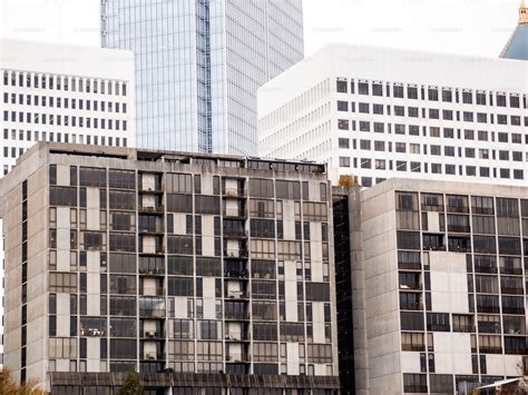 다른 건물 옆에 창문이 많은 고층 건물 사진 Unsplash의 건물 이미지