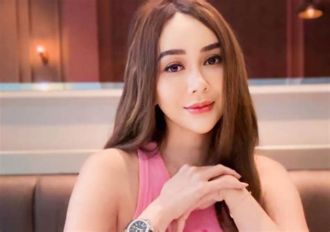 Potret Cantik Aura Kasih Pakai Tanktop Pink Pamer Senyum Manis Bikin Netizen Klepek Klepek