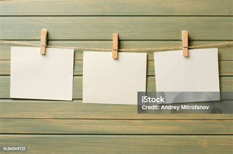 빈 종이 시트가 밧줄에 매달려 있습니다 디자인 요소입니다 나무 배경 공간을 복사합니다 감정에 대한 스톡 사진 및 기타 이미지 Istock