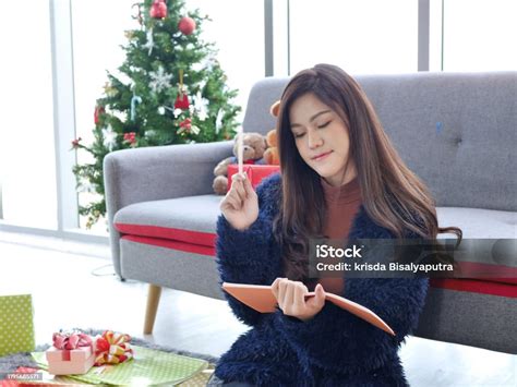 아시아 예쁜 여자 크리스마스 목록 선물 축제 휴일을 확인 가정 생활에 대한 스톡 사진 및 기타 이미지 가정 생활 가정의 방 거실 Istock