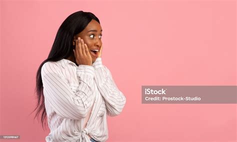 핑크 스튜디오 배경 파노라마에 빈 공간을보고 흥분 아프리카 계 미국인 여성 놀라움에 대한 스톡 사진 및 기타 이미지 놀라움 미소 생활 방식 Istock