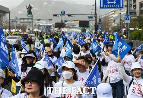 광화문 거리 가득 메운 부활절 퍼레이드 인파 [포토] 포토 기사 더팩트