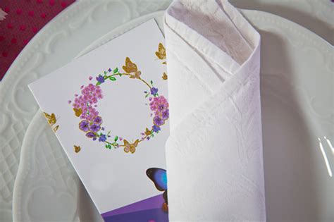 빈 접시와 부엌 섬유 냅킨 맨 위 보기 텍스트에 대한 복사 공간 흰색 공예 접시 칼붙이와 흰색 돌 테이블에 냅킨 상단 보기 복사 공간 0명에 대한 스톡 사진 및 기타 이미지