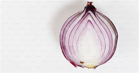 흰색 배경에 빨간 양파의 근접 촬영 사진 Unsplash의 흰색 배경 이미지