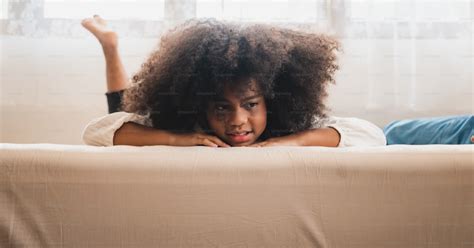 아프리카 소년은 그의 얼굴 Protrait 아프리카 곱슬 머리 아름다운 아들 집에서 흰색 배경 침대에서 놀기 가족 개념 웃는 소년 귀엽고 사랑스러운 아이에