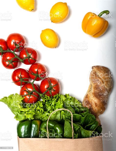 구매 개념입니다 건강 식품 유기농 선택 흰색 배경에 쇼핑 종이 가방에 다른 신선한 야채와 바게트 맨 위 보기 가방에 대한 스톡 사진 및 기타 이미지 Istock
