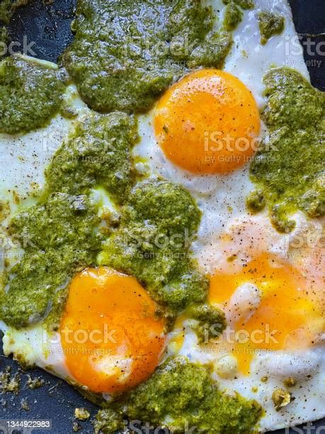 햇볕이 잘 드는 사이드 업의 풀 프레임 이미지 페스토 튀김 계란 은 논 스틱 프라이팬에 튀겨 높은 전망 0명에 대한 스톡 사진 및 기타 이미지 Istock