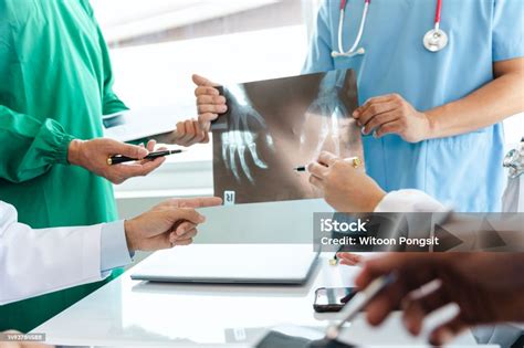 젊은 의사 팀이 클리닉에서 Ct 스캔 결과에 대해 논의합니다 최신 고급 진단 센터에서 환자 결과를 보여줍니다 의료 및 건강 개념 Cat 스캔에 대한 스톡 사진 및 기타