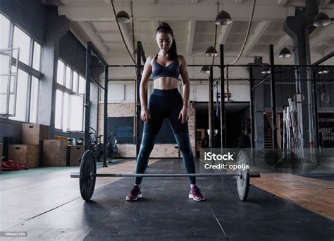 매력적인 강한 근육 여성 보디 하 고 무거운 의무 스쿼드 리프팅 바벨 에 이 체육관 데드리프트에 대한 스톡 사진 및 기타 이미지