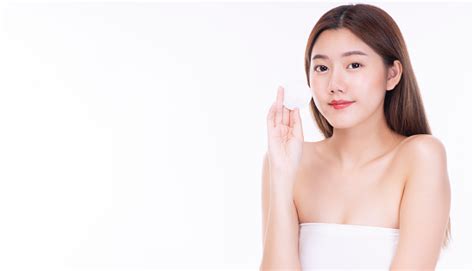 건강한 피부와 화장품 컨셉 흰색 배경에 고립 된 메이크업을 제거하기 위해 그녀의 손에 흰색 면 패드를 들고 미소 젊은 여성의 초상화 20 24세에 대한 스톡 사진 및 기타