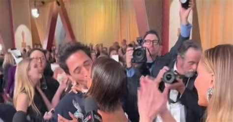 오스카 무대서 기습 키스 당한 여배우…22년 만에 보복 키스