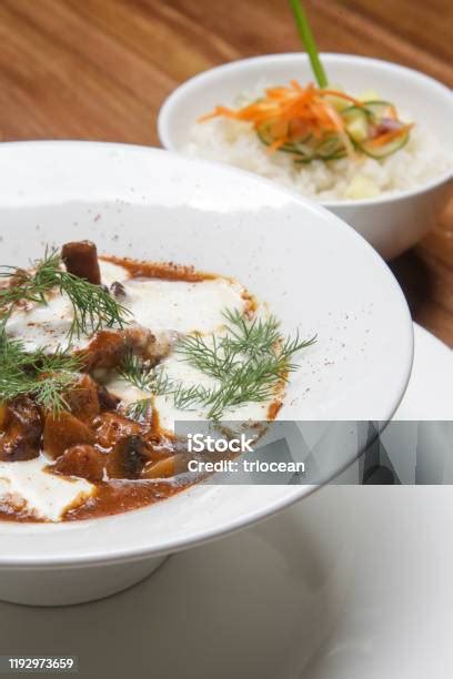 크림 소스를 곁들인 클래식 한 소고기 스튜와 딜 흰 쌀을 곁들인 다림질 0명에 대한 스톡 사진 및 기타 이미지 0명 Comfort Food 고기 Istock