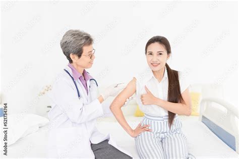 Stock Foto „doctor Inject Vaccine To Asian Woman Deltoid Muscle