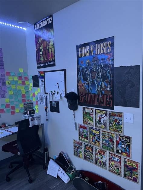 College Dorm Set Up Got A Bunch Of Stuff Going On R Malelivingspace