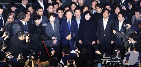 비상계엄 해제 관련 입장 발표 하는 이재명 뉴스1