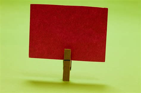 디자인 비즈니스 개념 빈 복사 텍스트 웹 배너 홍보 자료에 대 한 모의 템플릿 옷 핀을 잡고 빨간색 종이 중요 한 통신 메시지 아이디어 0명에 대한 스톡 사진 및 기타