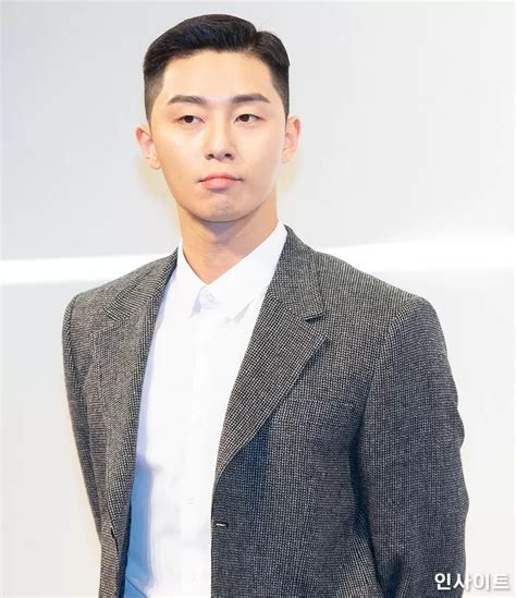 ‘콘크리트 유토피아 무대인사에서 팬이 준비한 머리띠 쓰길 거부한 박서준 인사이트