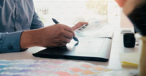 그래픽 디자이너와 사진 작가는 컴퓨터 및 사용 그래픽 태블릿에서 작업합니다 사진 Unsplash의 디지털 페인팅 이미지