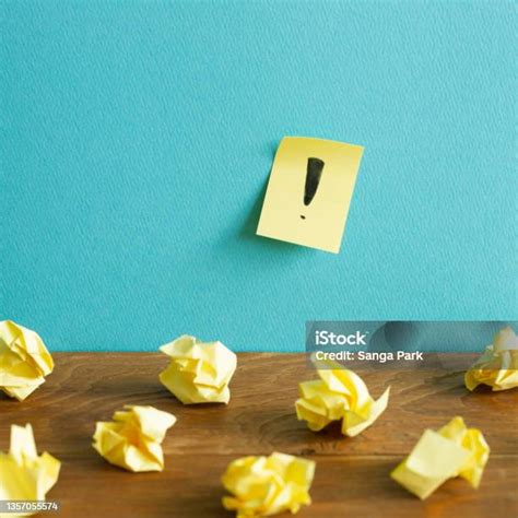 나무 책상에 느낌표가 있는 구겨진 종이 공과 메모장 파란색 벽 배경 사고 솔루션 비즈니스 아이디어 개념 느낌표에 대한 스톡 사진 및 기타 이미지 Istock