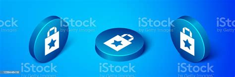 파란색 배경에 격리 된 아이소메트릭 종이 쇼핑백 아이콘입니다 패키지 기호입니다 파란색 원 버튼입니다 벡터 일러스트레이션 3차원 형태에 대한 스톡 벡터 아트 및 기타 이미지