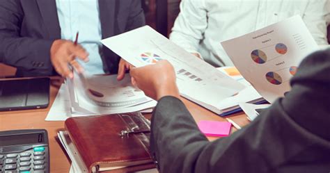 랩톱 컴퓨터와 그래프 금융 다이어그램백에서 작업 사무실 테이블에 아시아 기업인과 사업가 분석 문서 경영자에 대한 스톡 사진 및 기타 이미지 Istock