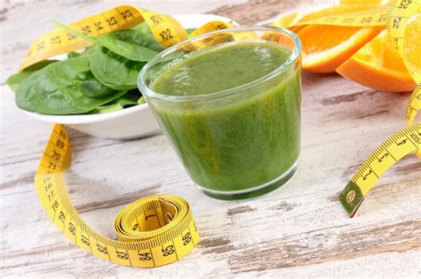 재료 시금치와 나무 배경 건강 한 영양 및 슬리밍 센티미터에서 신선한 칵테일 0명에 대한 스톡 사진 및 기타 이미지 0명 건강한 식생활 과일 Istock