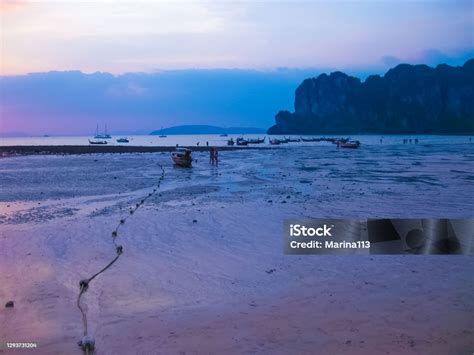 전통적인 롱 테일 보트 바위 절벽 아름다운 바다 열대 및 흰색 이스트 레일라이스 해변 썰물 경관에 대한 스톡 사진 및 기타 이미지 Istock
