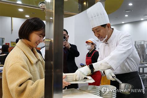 신년 맞아 떡국 배식하는 오세훈 서울시장 연합뉴스