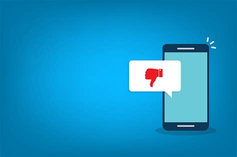 싫어하는 메시지 싫어하는 버튼이있는 스마트 폰 엄지 손가락 아래로 아이콘 소셜 네트워킹 모바일 장치에서의 소셜 미디어 사용 평면 디자인 벡터 일러스트 레이 션 Brand