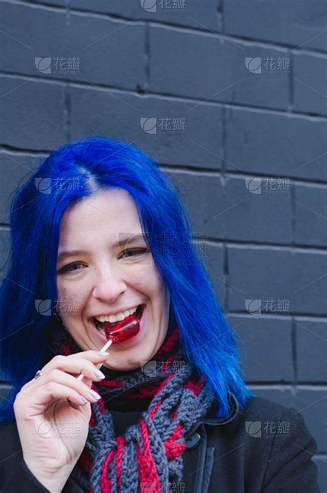 情人节女孩棒棒糖心型垂直画幅冬天糖果街道女人茄克素材 花瓣网