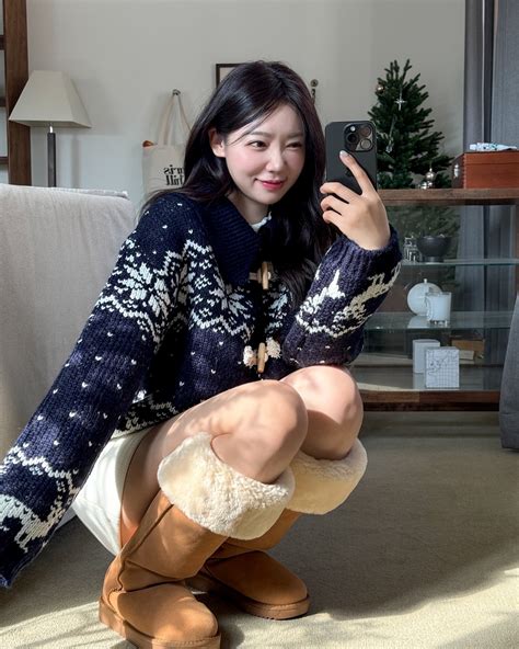 멀리뉴 감각적인 디자인으로 빛나는 겨울룩 완성 진주 버튼으로 클래식하고 세련된 포인트와 레이스 레이어드 디테일로 고급스러운 무드까지 우아함과 사랑스러움을 한껏 담아낸