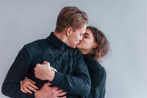 Linda Pareja Joven Besándose En Interiores En El Estudio Imagen de archivo Imagen de hermoso