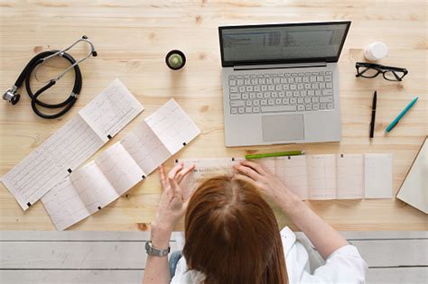 심장 전문 의사 또는 신경과 환자의 제품은 분석 하 고 노트북에 주위 복사 공간 데스크톱 평면도 의료 장비 의료 기록 작성 가정의 방에 대한 스톡 사진 및 기타 이미지