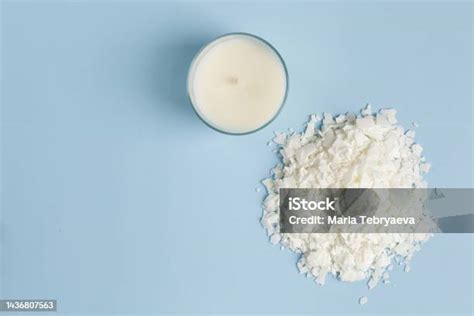 코코넛 또는 유기농 콩 왁스 더미와 항아리에 양초 하나 양초 제작자를위한 콩 플레이크 플랫레이 평면도 공간을 복사합니다 파란색 배경 공예에 대한 스톡 사진 및 기타 이미지