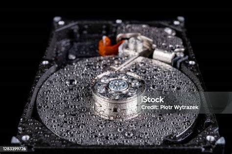 테이블에 오래된 컴퓨터 디스크를 적시다 물으로 젖은 머리와 컴퓨터 데이터 캐리어 어두운 배경 강철에 대한 스톡 사진 및 기타 이미지 Istock