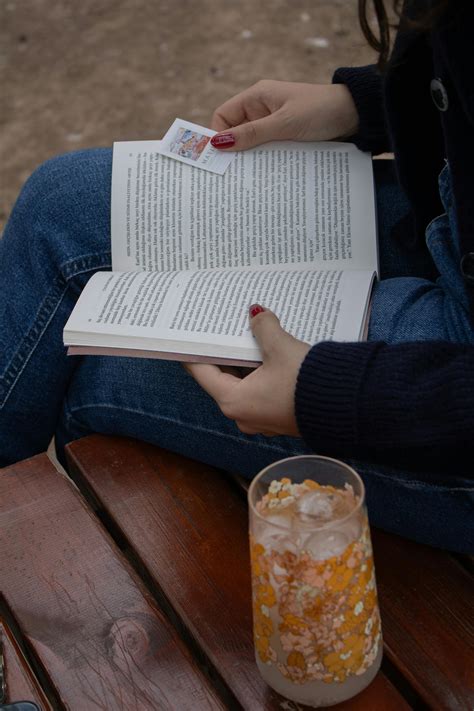깨지다 노란 테이블 독서하는 레몬 슬라이스 문학 미니멀리스트 벽돌 보도 보도 상쾌한 술을 마시다 아늑한