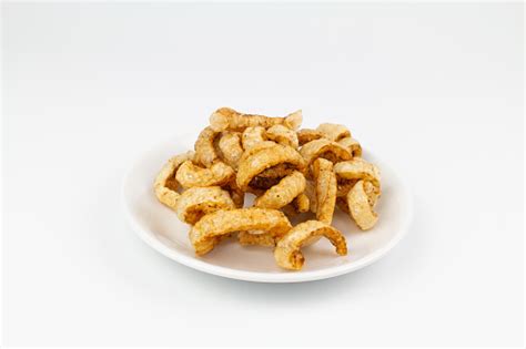 돼지 고기 껍질 돼지 껍질 바삭 바삭 한 돼지 고기 피부 흰색 배경에 고립 된 태국 음식 건강에 좋지 않은 음식에 대한 스톡