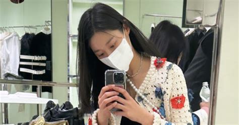 설현 신개념 회색 스타킹 각선미···귀여운 니트도 아슬아슬