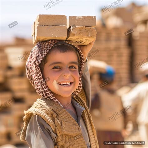 Ai创作图卖报的小男孩 卖东西的小孩 撒拉族男孩 开心小男孩头像 卖报小孩 贝都因人 扛麻袋的人物 塔塔尔族男孩人物 维吾尔族男孩 筑水坝的小孩 西方小孩儿童 辛苦搬砖 塔塔尔族男孩 布朗族