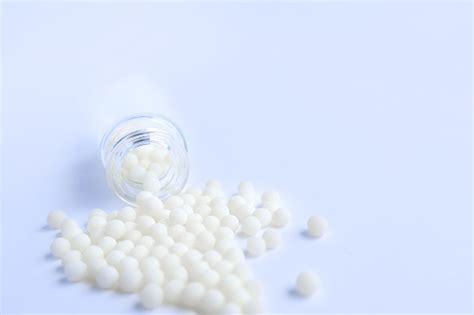 파란색 배경에 동종 요법 소구와 유리 병을 닫습니다 대체 동종 요법 약 허브 헤알트 케어 및 알약 개념 플랫레이 텍스트의 카피스페이스 0명에 대한 스톡 사진 및 기타 이미지