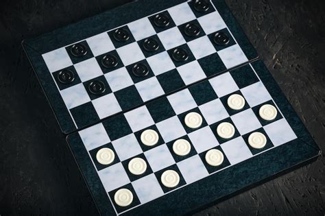 Шашки доска с фишками черный фон шашки логическая настольная игра ...