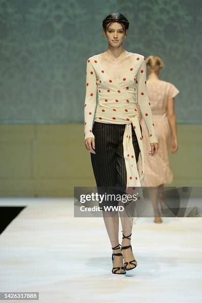 A Model On The Runway At Sue Stemp S Spring 2007 Show At Rb Designer News Photo Getty Images
