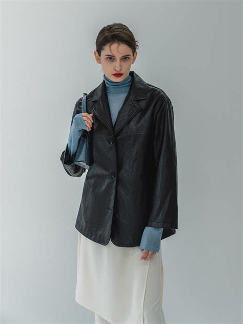 320쇼룸 테일러 3버튼 비건 가죽 하프 자켓 블랙