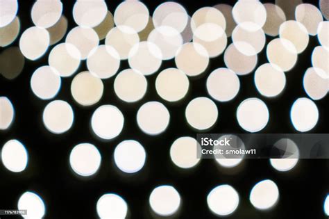 도시의 야간 조명 배경의 도로 도로에 추상적 인 흰색 노란색 보케 조명 반짝반짝 빛나는 흐린 원과 인사말 카드 배경에 대한 부드러운 장식 0명에 대한 스톡 사진 및 기타