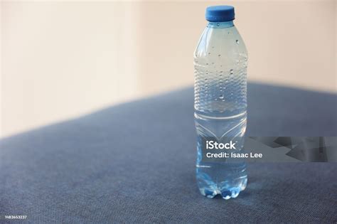 수영장과 해변 주변에 흩어져있는 플라스틱 병은 인간 활동이 환경에 미치는 부정적인 영향을 나타냅니다 일회용 플라스틱 병으로 인한 오염은 바다에 영향을 미칩니다 0명에 대한