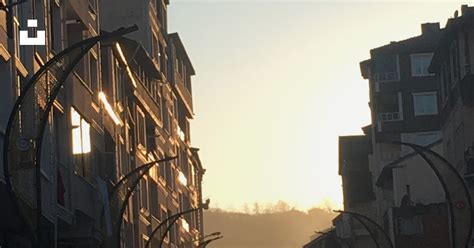 그 옆에 자동차가 주차되어 있는 도시 거리 사진 Unsplash의 무료 자동차 이미지