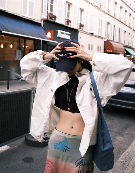 BLACKPINK S Lisa Goes Viral For Her Tiny Waist And Curvy Hips Koreaboo