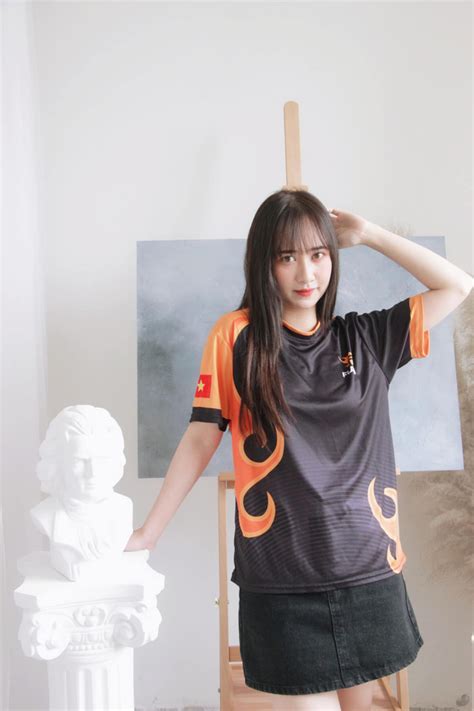 Gái xinh Tốc Chiến đọ sắc Từ nữ game thủ sexy đến HLV cá tính tụ hội